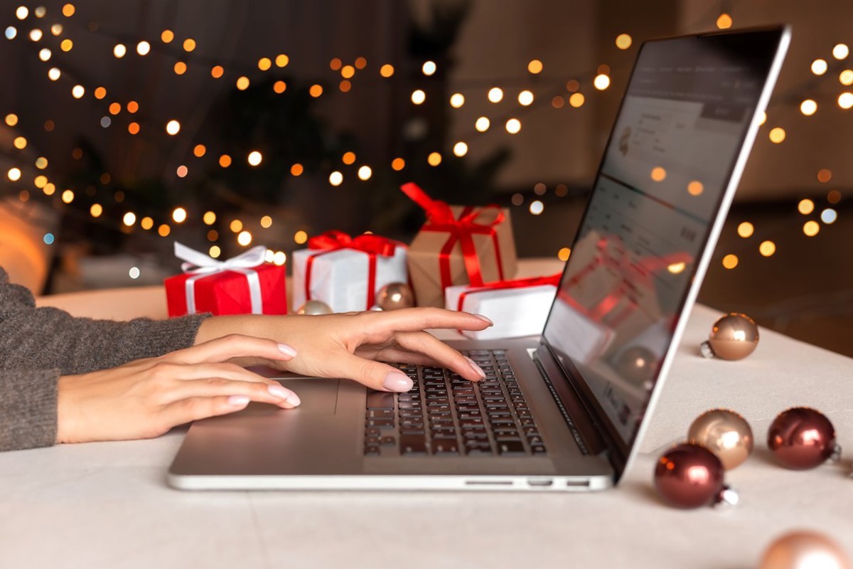 11 tips on celebrating Christmas at work - Oak Engage